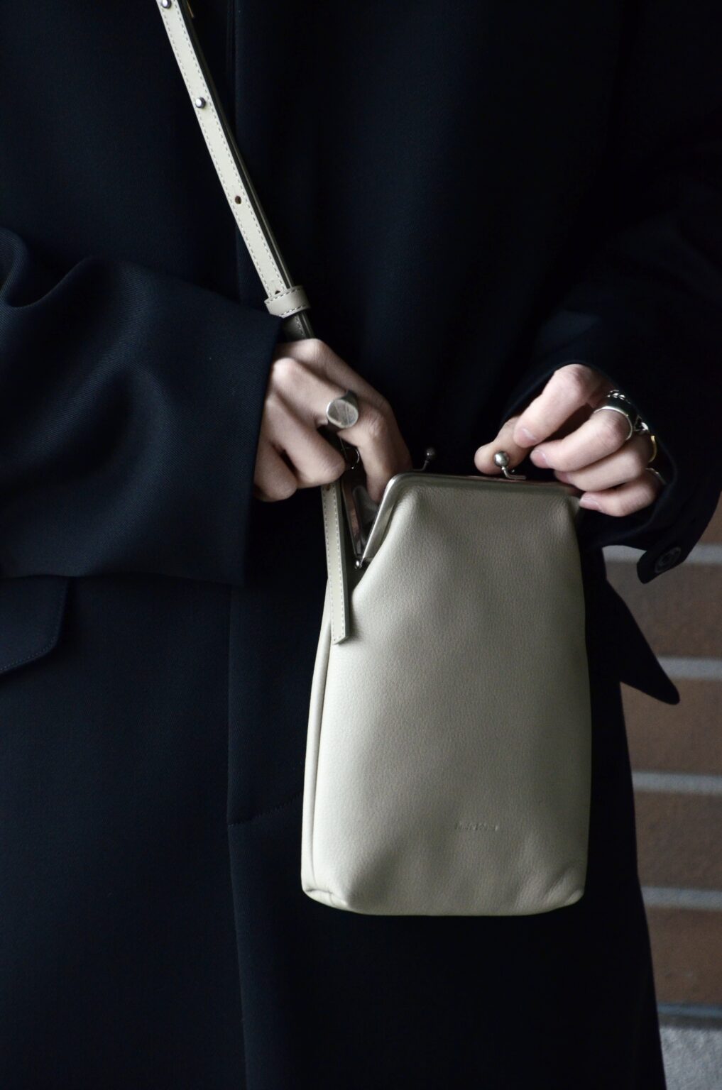 【Hender Scheme】 新型の”neckstrap”と”cow snap pochette” | CIENTO BLOG